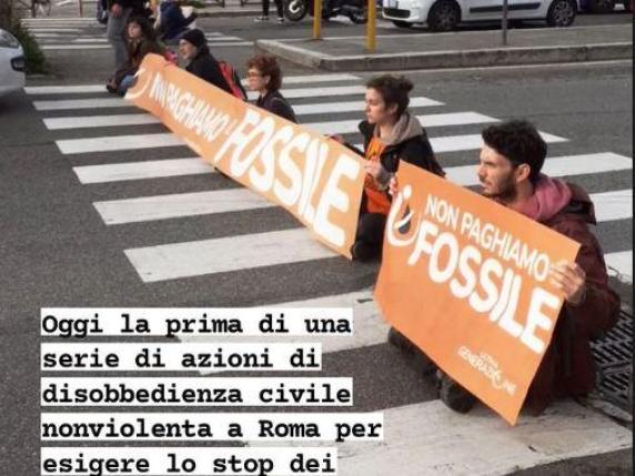 Nuovo blitz di «Ultima Generazione», attivisti bloccano Ponte Milvio ... Nuovo blitz di «Ultima Generazione», attivisti bloccano Ponte Milvio ...