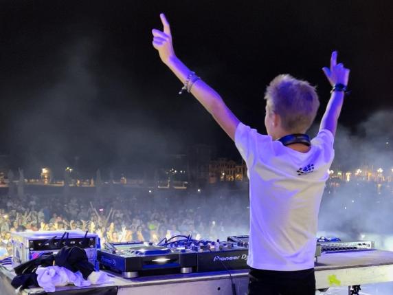 Discoteche, Dario il dj di 11 anni che fa ballare Ibiza e Dubai: «Poi ...