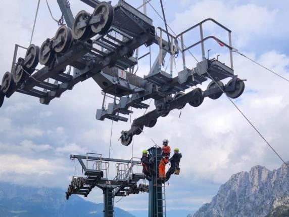 Funivia di Colere, montaggio con elicottero e operai acrobati | Corriere.it