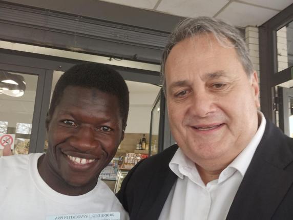 La storia di Modou Kara Sene, il giovane che ha riconsegnato il ...