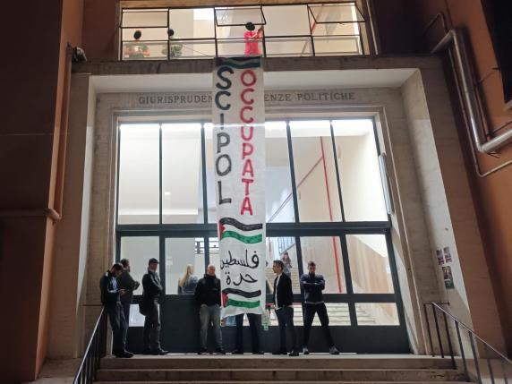 Roma, tensioni alla Sapienza: gli studenti occupano la facoltà di ...