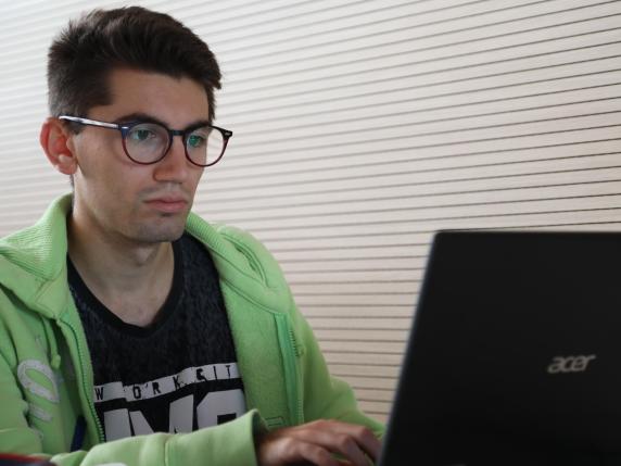 Il coraggio di Niccolò Festini: «L'autismo e i bulli al liceo, ma ...