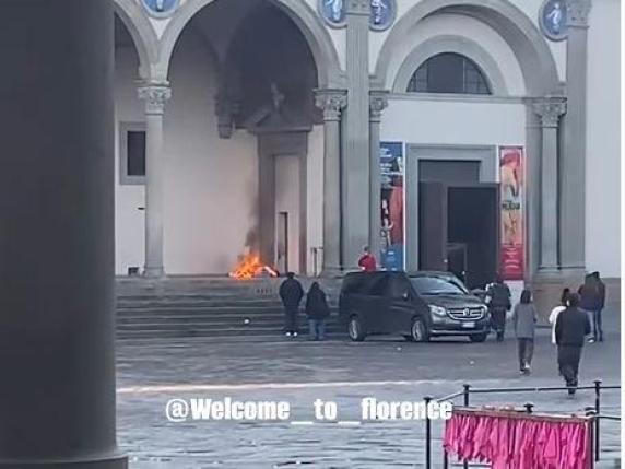 Firenze, fuoco al giaciglio di un senzatetto nel loggiato dell'Istituto ...