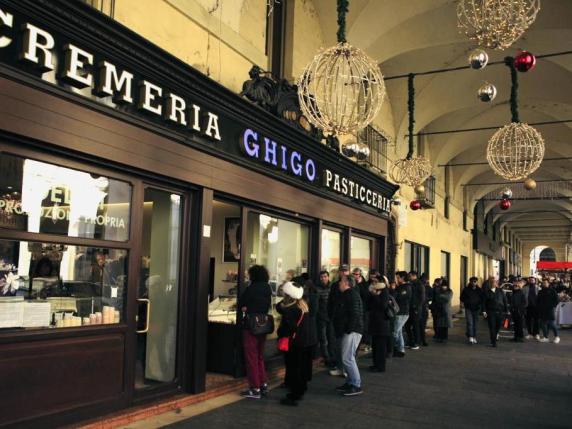 Torino, la coda infinita per la Nuvola di Ghigo. Il pandoro con crema ...