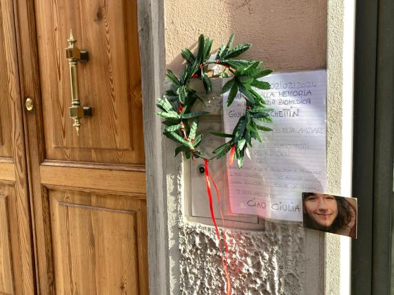 Giulia Cecchettin, a Bologna portone con corona d'alloro e biglietto ... Giulia Cecchettin, a Bologna portone con corona d'alloro e biglietto ...