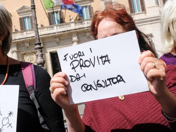 Aborto, cosa prevede la legge 194 e l’emendamento nel decreto sul Pnrr | Corriere.it