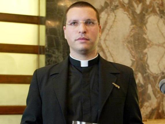 Ritrovata l'auto di don Luigi Merola: era stata portata a Scampia ...