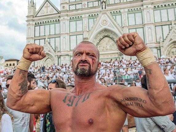 Firenze, lite tra ex calcianti in piazza Tasso: chi è Rolando Scarpellini (finito di nuovo nei ...