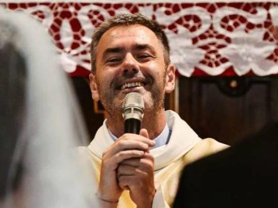 Don Tomas Hlavaty, il parroco che sta per diventare papà: «Mamma mi ha ...