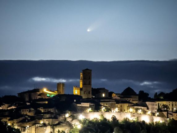 La foto della «cometa del secolo» sopra Volterra: un altro scatto ...