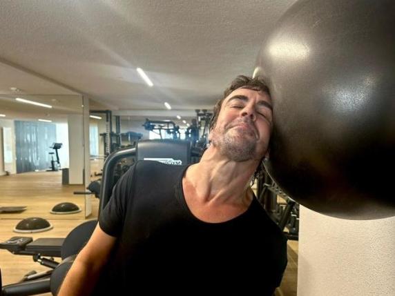 Alonso, l'esercizio al collo (da 47 cm) per affrontare la F1: la foto ...