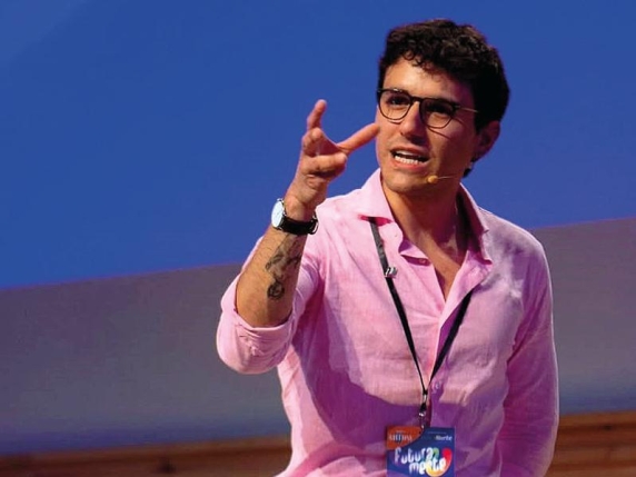 Davide Avolio: «Leggendo Montale su Instagram ho raggiunto 500 mila ...