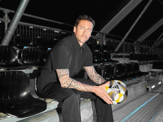 Milano, folla al nuovo negozio Adidas: i fan incontrano Claudio ...