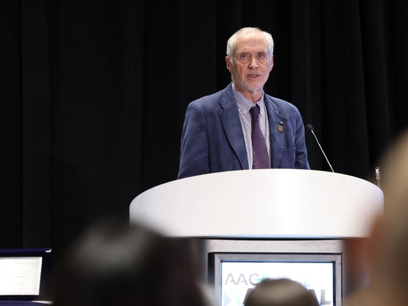 Premio Pezcoller 2025 per la ricerca sul cancro a Douglas Hanahan: ha ...