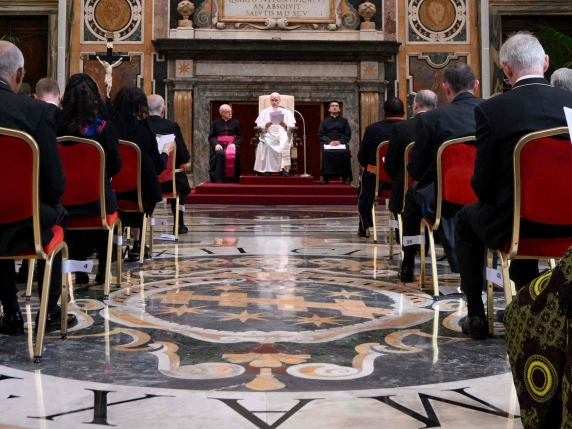 Il Papa agli ambasciatori: «Investire sulla famiglia, unione tra uomo e ...