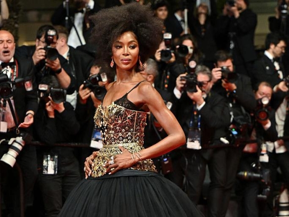 Naomi Campbell diva a Cannes: la top model con capelli corti e ricci e ...