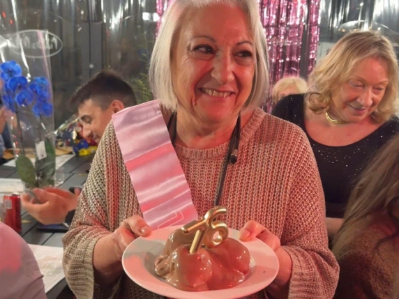 Roberta, l'ex prof malata di Alzheimer e la festa a sorpresa con gli ...