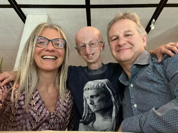 I genitori di Sammy Basso: «A 12 anni è entrato in crisi, a 21 anni ...