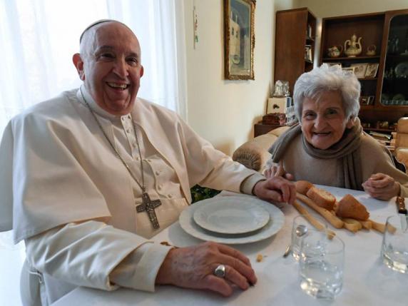 Papa Francesco ad Asti, l'emozione dei parenti Nella e Armando ...