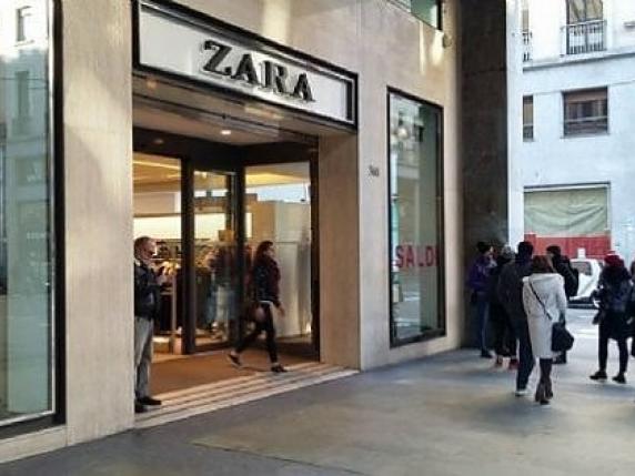 Torino, dipendenti di Zara in sciopero. Presidio di lavoratori in via Roma | Corriere.it