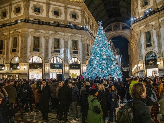 Luminarie di Natale, Milano si accende dalla Galleria a corso Buenos ...