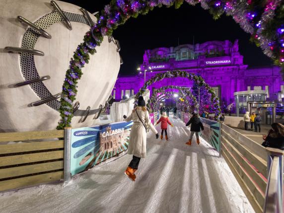 Milano, la Stazione Centrale diventa un luna park: igloo e una maxi ...