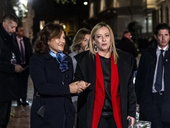 Le lacrime di Giorgia Meloni e l'abbraccio con Sami Modiano al Museo ...