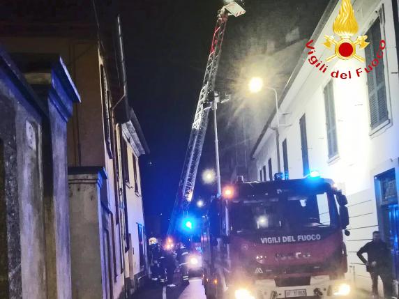 Como, cerca di fuggire dal tetto dopo un furto e precipita da dieci ...