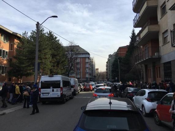 Auto in doppia fila e strettoie, l’uscita dalla scuola Perotti mette a ...