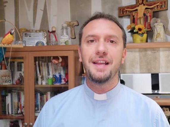 Don Sanremo, il prete che canta le canzoni lascia il sacerdozio ...