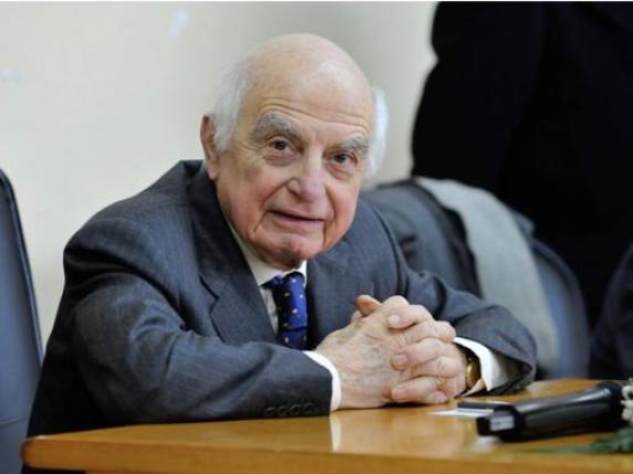 «Antonio Lubrano fa 90!», nel Casertano affissi manifesti di auguri ...