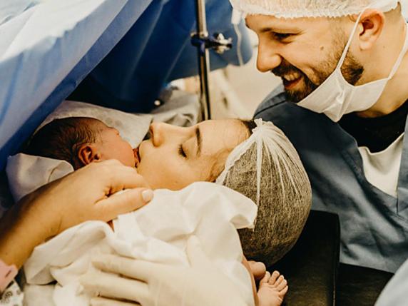 Al Policlinico di Bari tornano i papà in sala parto | Corriere.it