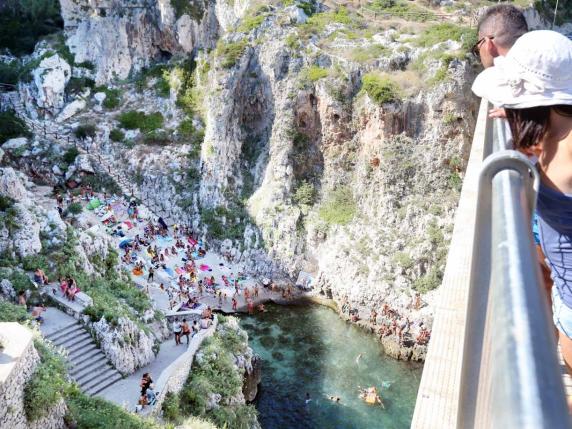 Lecce, tuffi da 30 metri per un like Folle sfida al ponte del Ciolo ...