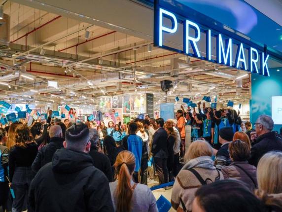Venezia, centinaia di persone in coda per il nuovo Primark della Nave ...