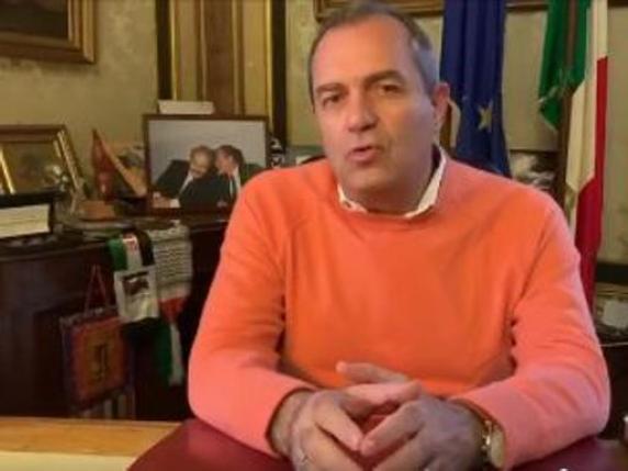 Guerriglia a Napoli, il sindaco: «Notte buia per la città. La violenza ... Guerriglia a Napoli, il sindaco: «Notte buia per la città. La violenza ...