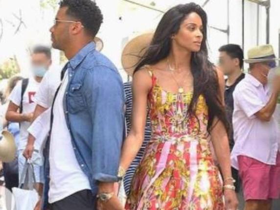 Capri, Ciara e Russel Wilson in piazzetta con due bodyguard | Corriere.it