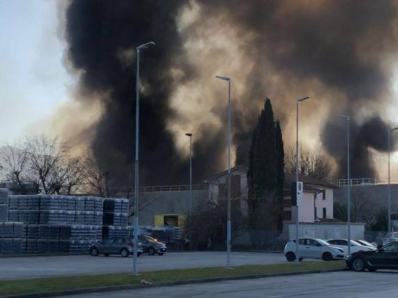 Porcari, rogo alla Essety: colonna di fumo nero in tutta la Piana di ...