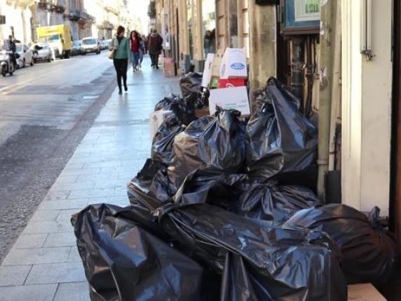 Catania, rifiuti nel centro storico: sciopero degli addetti alla ...