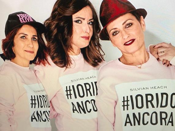 Il suo ex le diede fuoco, oggi Carla Caiazzo posa da modella: «Io rido ...