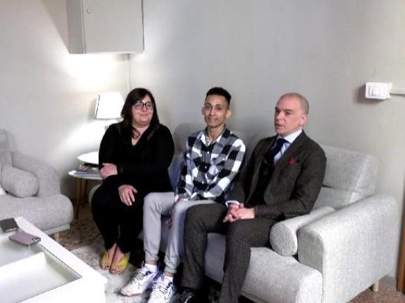 Douglas, abbandonato dai genitori adottivi, vuole conoscere la verità ...