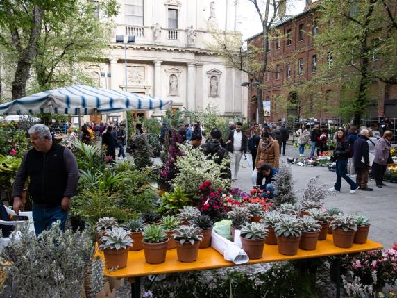 Fiera dell'Angelo a Milano, oltre 200 banchi al mercato dei fiori ...