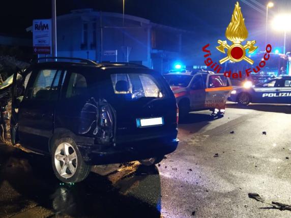 Lecce, con l'auto sbatte contro un muro. Sbalzato fuori dall'abitacolo ... Lecce, con l'auto sbatte contro un muro. Sbalzato fuori dall'abitacolo ...