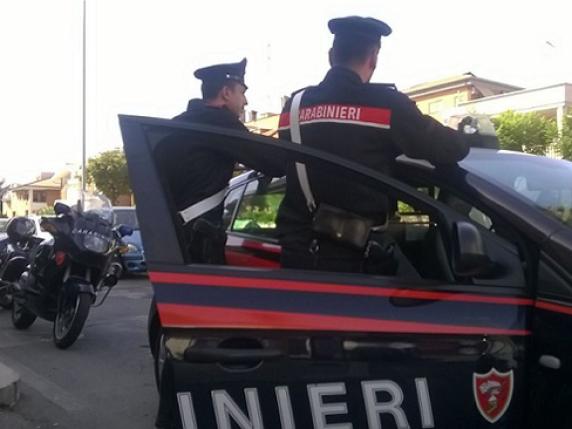Cesano Boscone, vede i carabinieri e cerca di calarsi dalla finestra ...