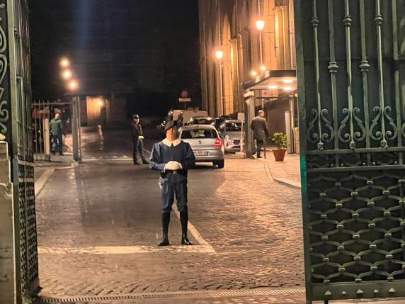 Assalto in Vaticano con l'auto, scarcerato il 45enne consegnato alla ... Assalto in Vaticano con l'auto, scarcerato il 45enne consegnato alla ...