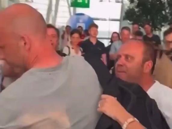 Siviglia-Roma, insulti all'arbitro Taylor: tra la folla anche il ... Siviglia-Roma, insulti all'arbitro Taylor: tra la folla anche il ...