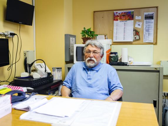 Giovanni, il bidello in carrozzina amico di tutti i ragazzi del ...