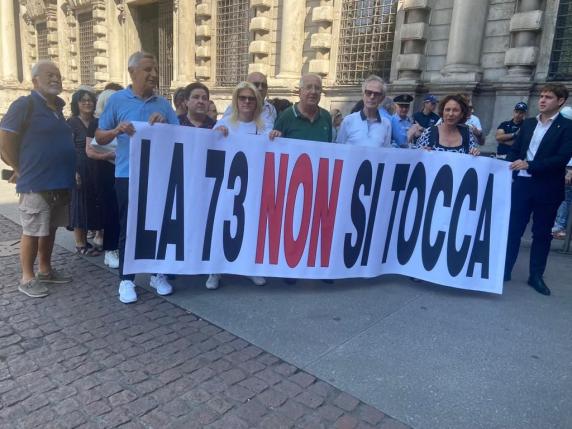 Milano, la protesta sotto Palazzo Marino per il taglio della linea 73 ...