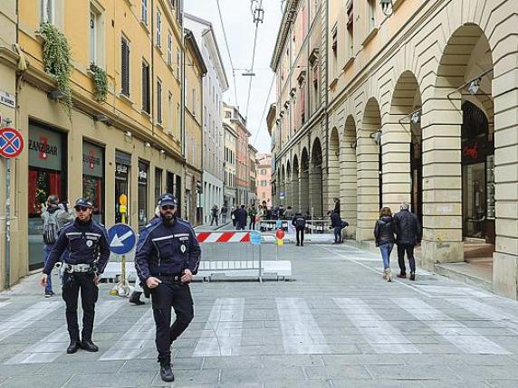 Bologna, via de' Carbonesi pedonale. Il Comune ci ripensa: «Il gioco ... Bologna, via de' Carbonesi pedonale. Il Comune ci ripensa: «Il gioco ...