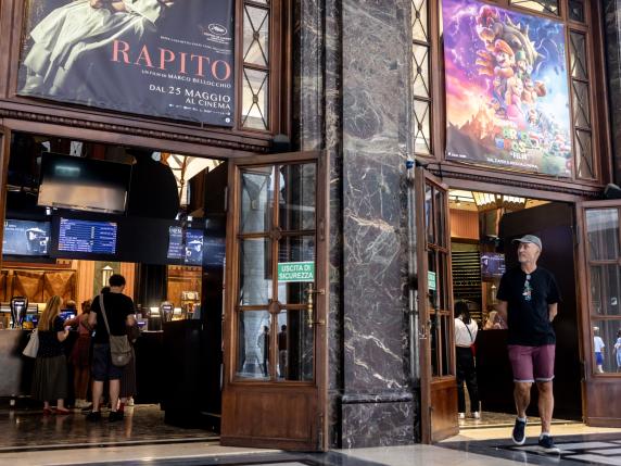 Milano, ultimo spettacolo al cinema Odeon dopo 94 anni: «Qui abbiamo ...