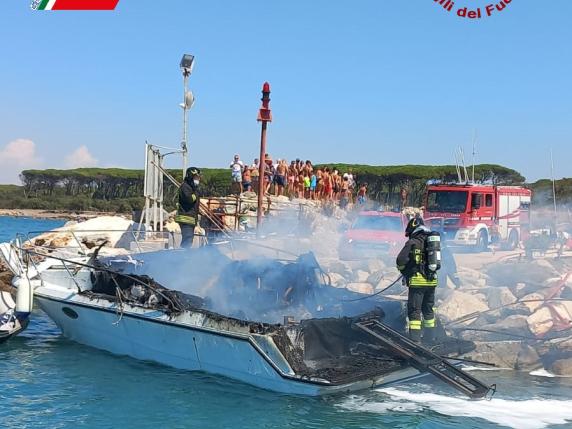 Cecina, va a fuoco una barca ormeggiata al porto turistico | Corriere.it
